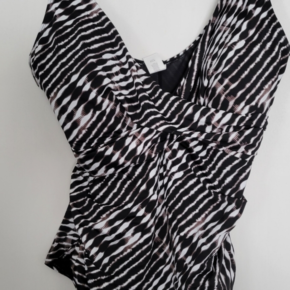 Nip Tuck | Swim | Nip Tuck Bnwt Swimsuit Onepiece Curves Black 2 | Poshmark